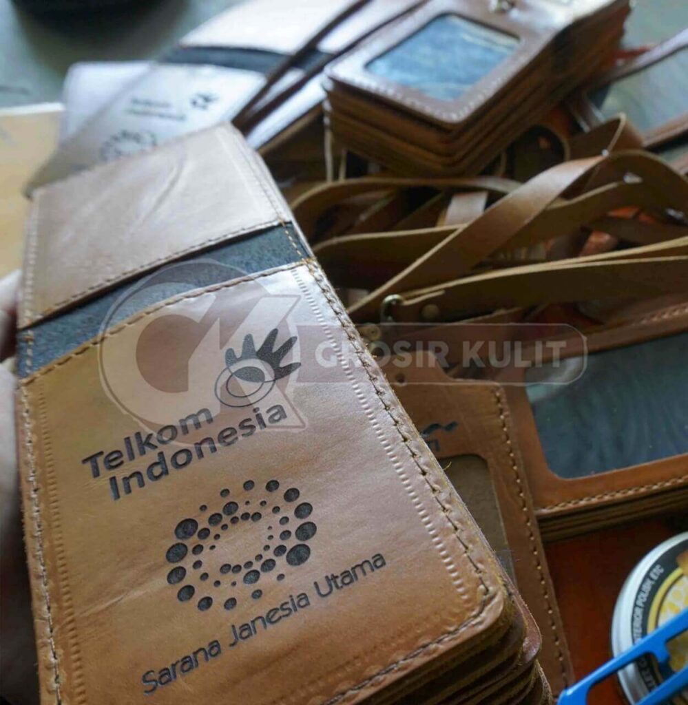 Harga Tempat ID Card Kulit Pegawai Telkom Indonesia | grosirkulitasli.com